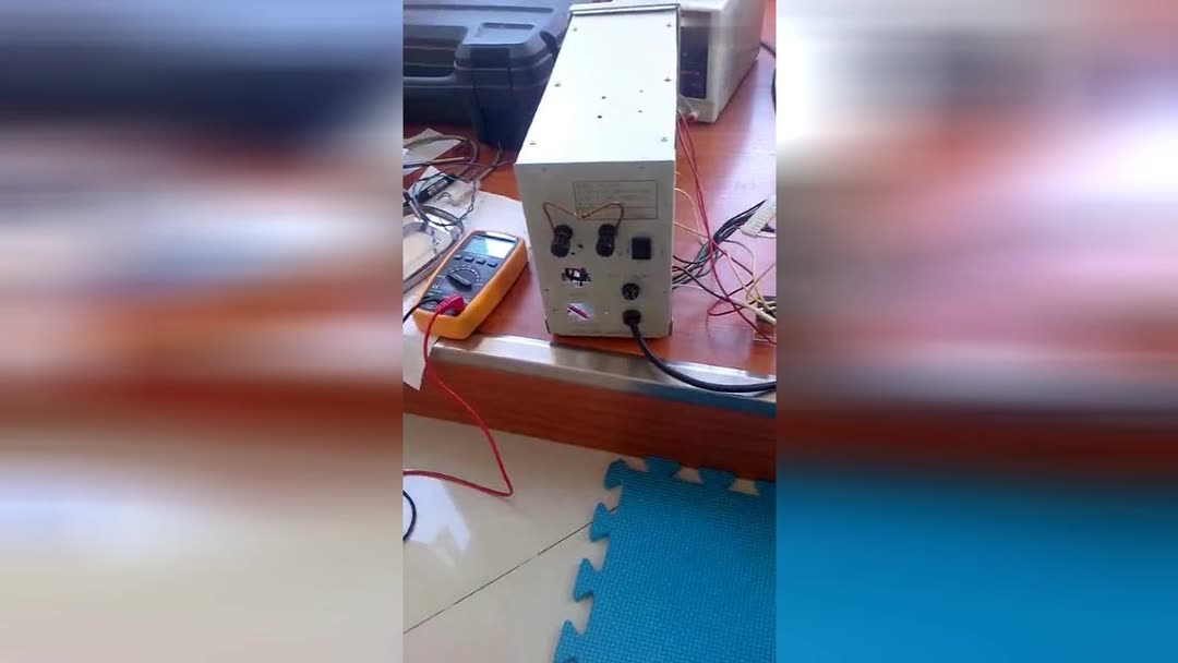 自制的非接触引弧电容储能脉冲冷焊机,焊圈机