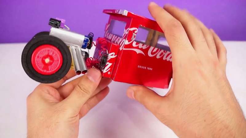 太厉害了!大师用可乐瓶自制电动汽车,赶紧自己做一个