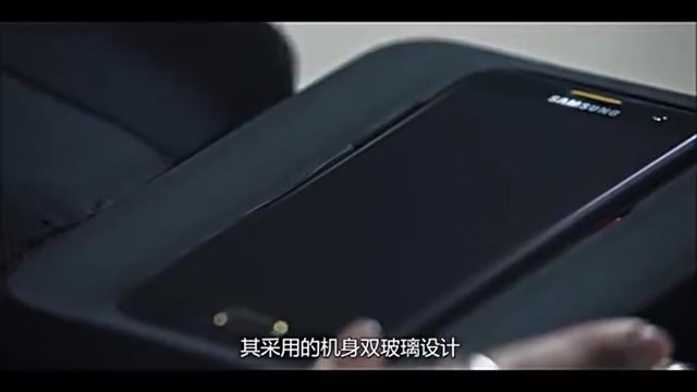 三星屏幕玻璃现实中有多强大?老外铁锤暴力测试,这质量不得不服