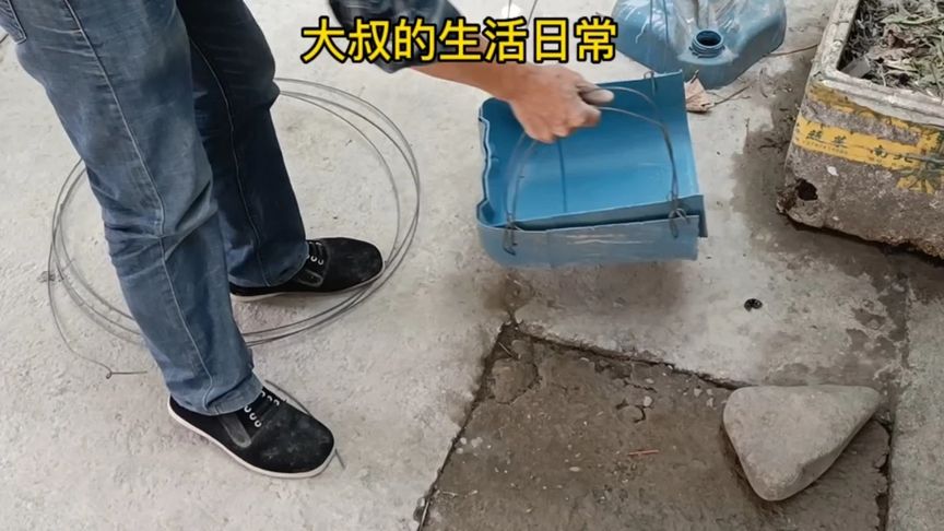 用废塑料桶做一对撮箕,即简单又实用,这是农村最实惠便利的用具