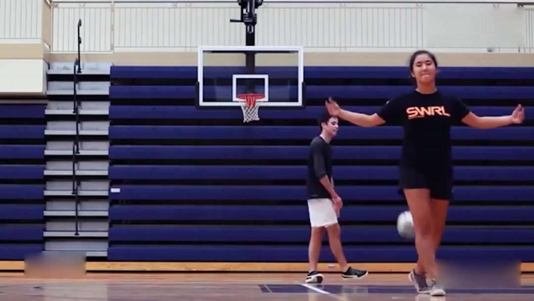 这波男女花式篮球的表演真的是太帅了。你觉得呢