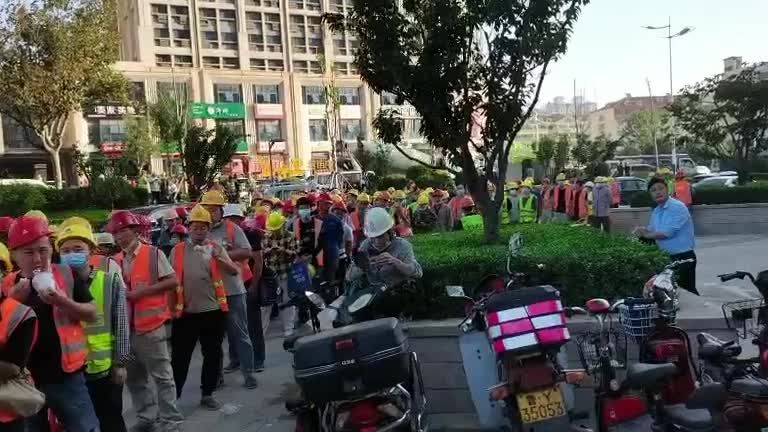 #志愿者在行动 #一盔一带安全常在 #致敬劳动者