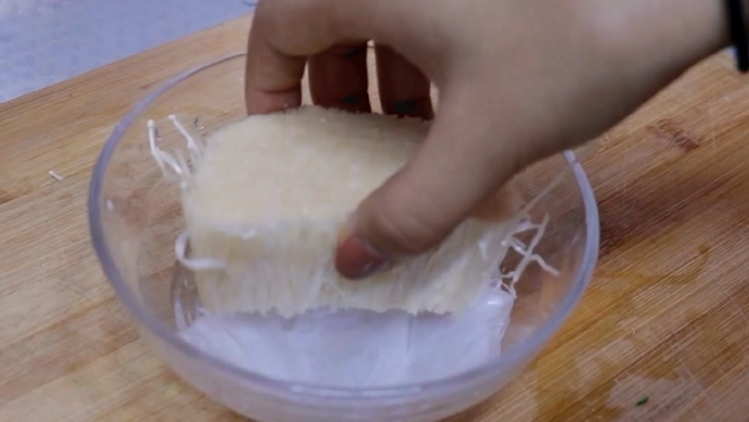 金针菇的根部不要扔了,用这个方法,隔几天就能长出新的,试试吧