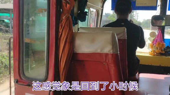 房车自驾,到了这里我们只能弃车前往,坐上了一辆超有年代感的车