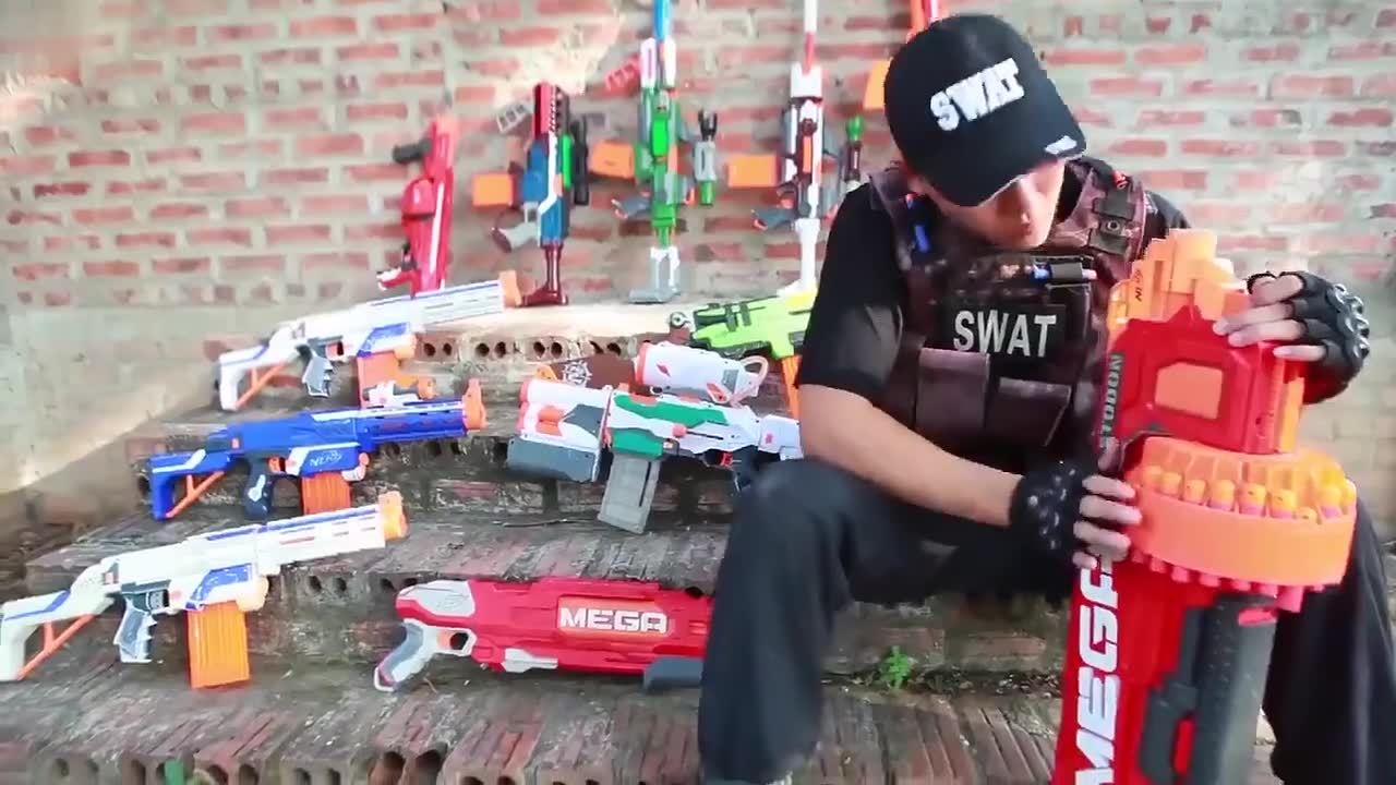 搞笑CS枪战:挑战青铜妹子,没想到原来是个王者