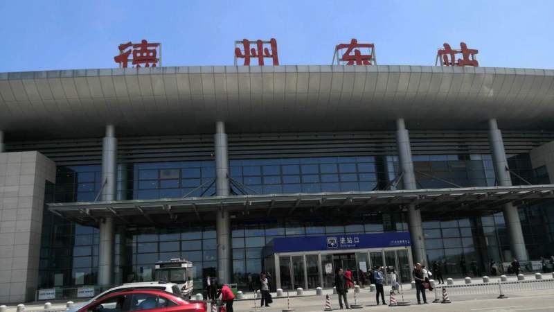 实拍:山东德州高铁站,一层广场绿树成荫,候车厅进口在二层