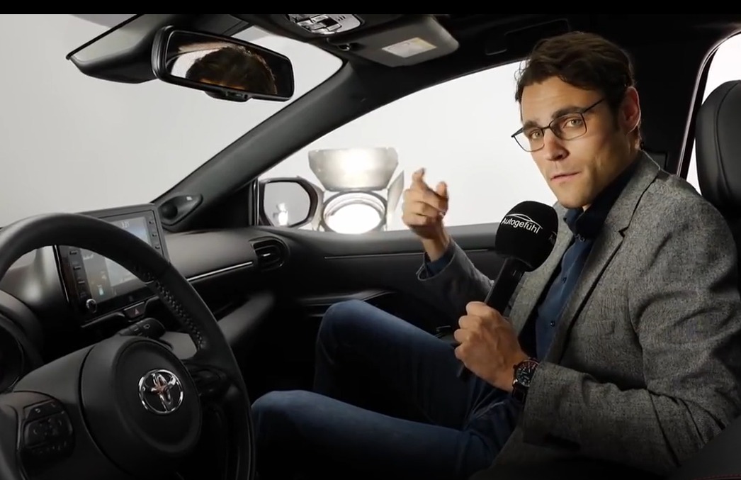 配置上,新车配备了车内氛围灯、自动空调、丰田智行安全系统等