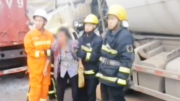 惊险!3车相撞,电动四轮车被2大货车挤压,四轮车中还有2名老人