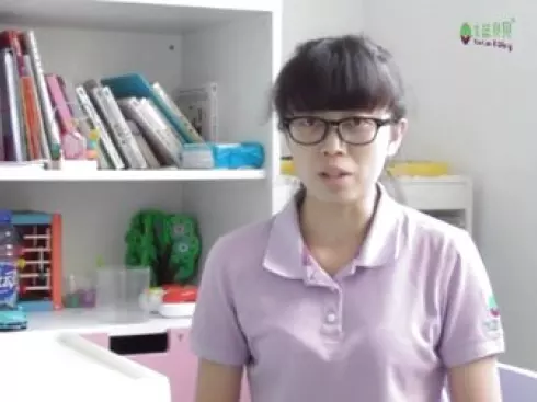 1岁宝宝的动作语言模仿