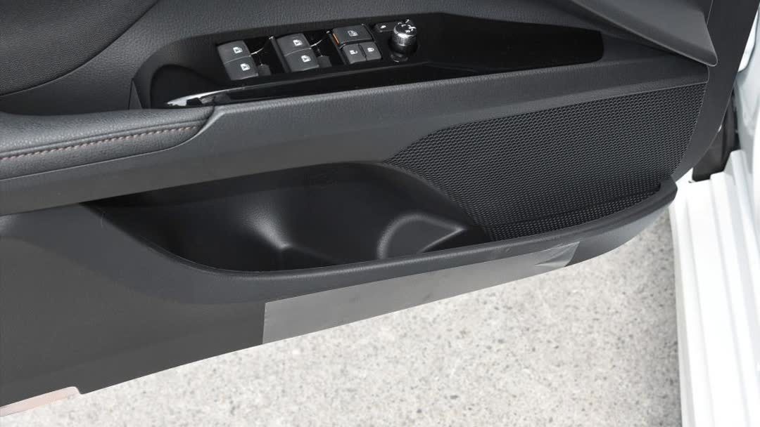 丰田凯美瑞的储物空间表现如何?后排放倒后坡度明显