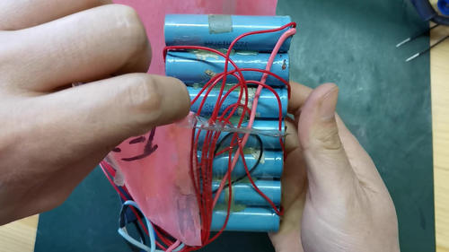 我们来拆一个7串24伏锂电池!里面电芯还是LG的呢