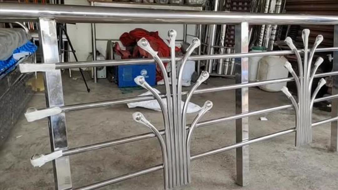 街边焊工焊接不锈钢护栏,焊接技术高超还漂亮,网友花500订做