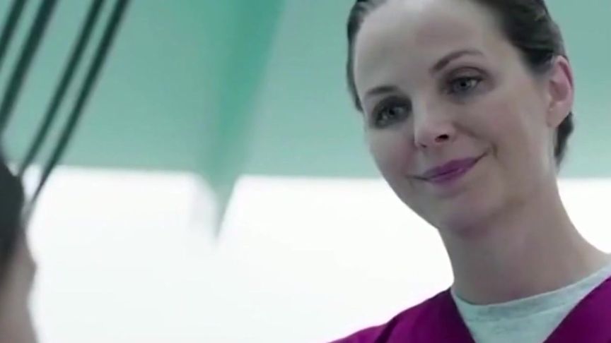 女儿被关进实验室,妈妈目睹整个被害过程