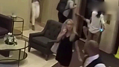 可怕!男子走出电梯门,电梯突然坠落,被活活压死,视频曝光