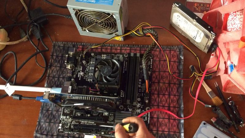 电脑主板出现这样短故障,开机风扇只动一下,有谁知道吗