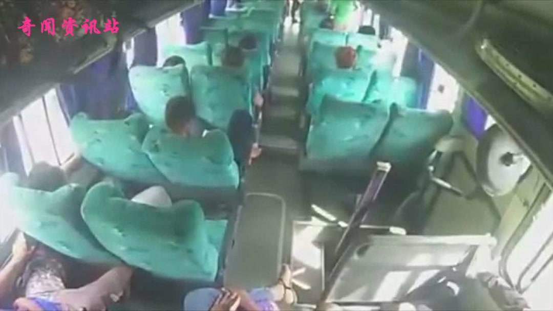 乘大巴未系安全带 众多乘客遇事故车内乱飞