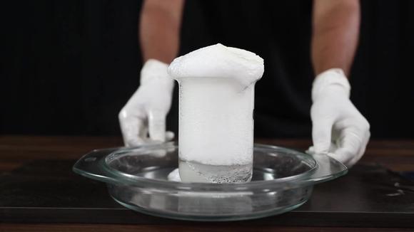 把鸡蛋放进盐酸中会有什么反应?网友:直接变成熟鸡蛋了!