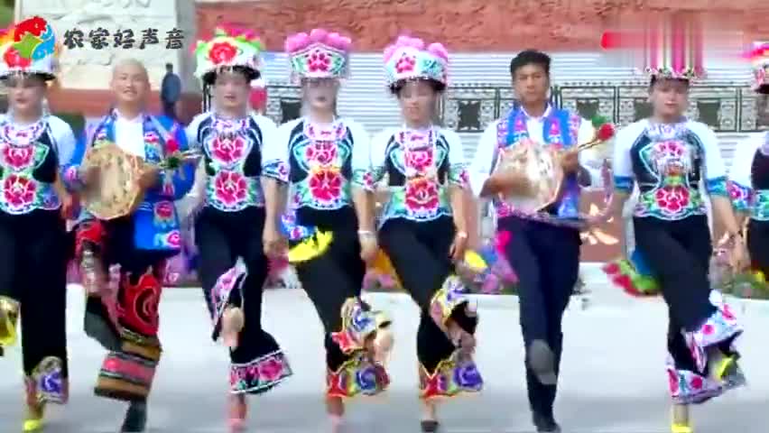 普正华彝族左脚舞《手拉手 心连心》云南姑娘唱的真好