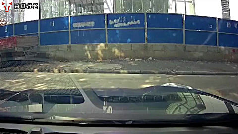 车辆倒车,不料发生了撞车,监控记录下全过程