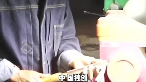 老木匠发明的纯实木自行车,功能齐全还带密码锁