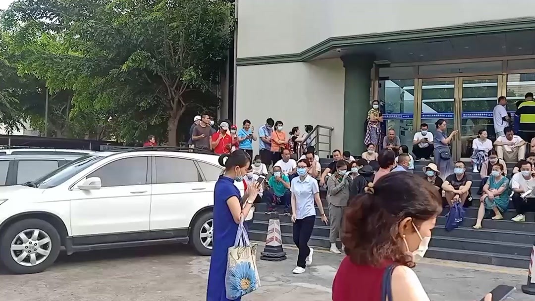 海口申请安居房现排长队现象 美兰行政审批局:建议市民错峰办理