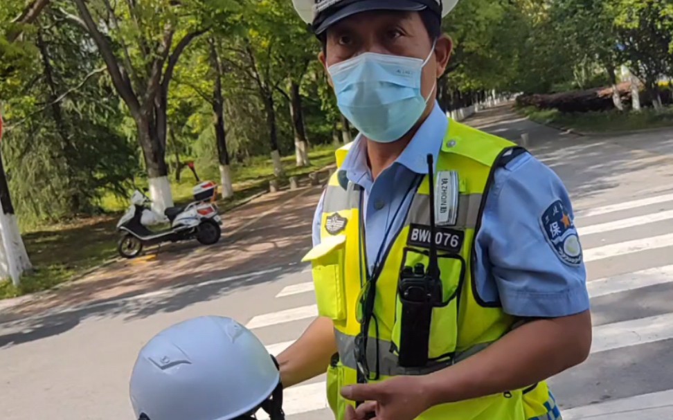 强制学生佩戴存在严重安全隐患的头盔,无3C,夺命防盗绳,多渠道反映...