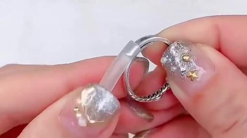 吸管还有这样的作用,能套在戒指上面替代红绳,再也不担心戒指会掉!