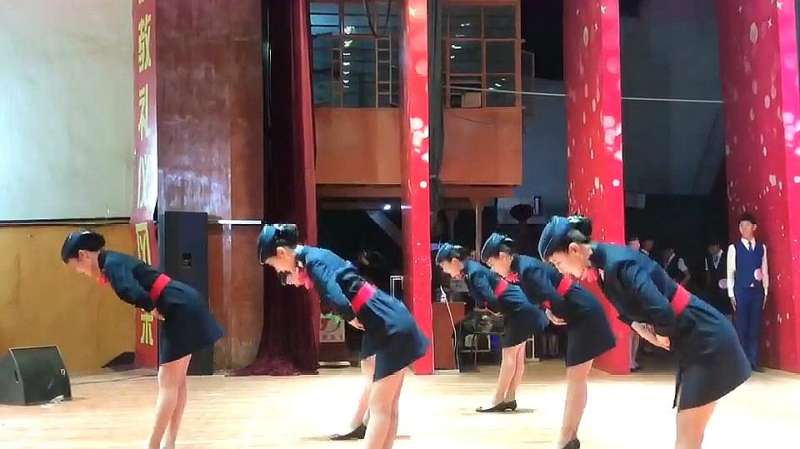空姐礼仪表演,真是非常的优雅美丽!