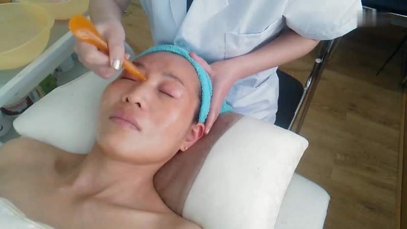 面部美容专业拨筋方法
