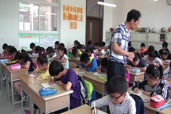 ...师大版小学数学四年级上册乘法结合律-李老师优质课公开课教学视频