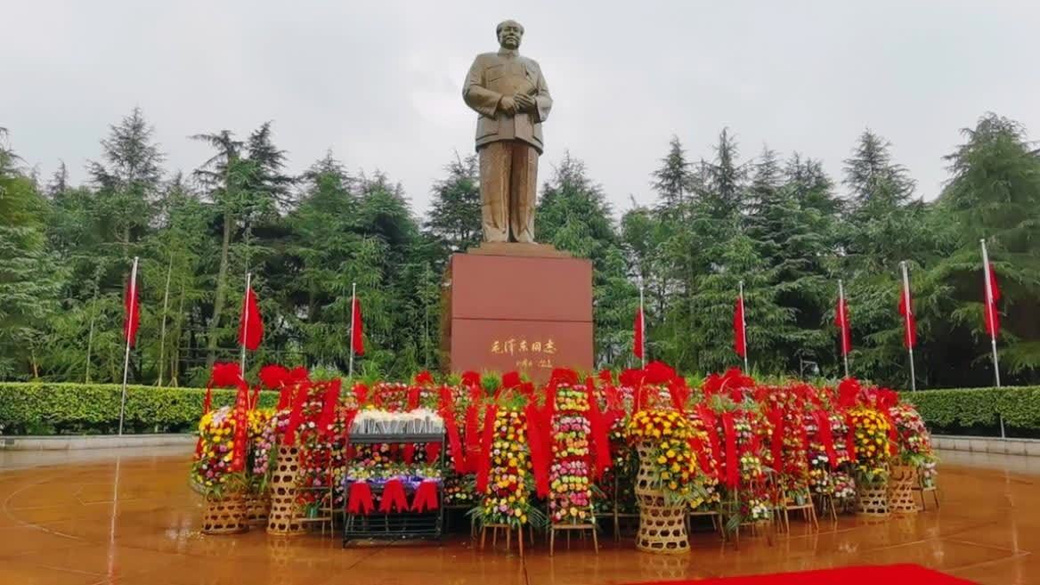 湖南省韶山市,今天下午三点,毛主席铜像广场
