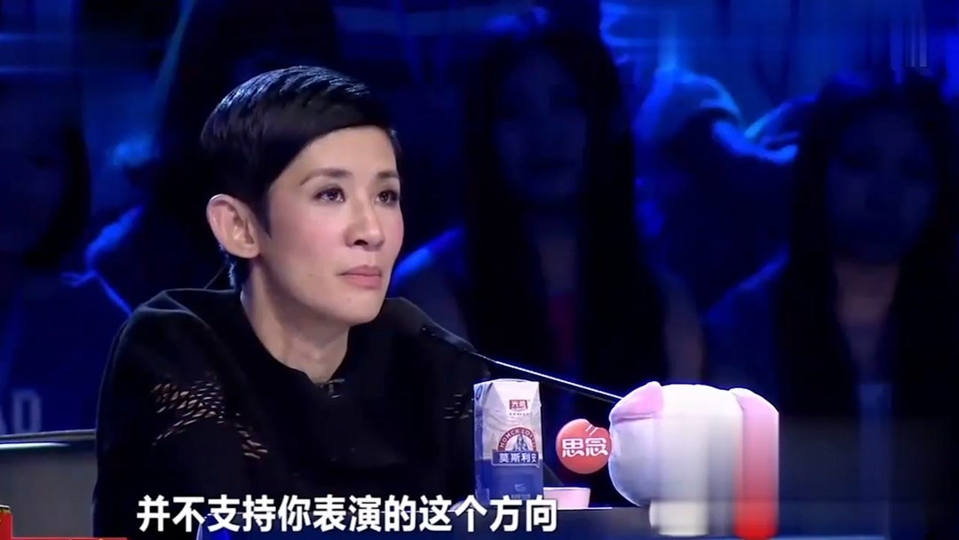 小品《博物馆》:杨金赐模仿卓别林还原经典动作,观众哄堂大笑