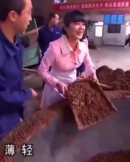 农民大哥用20年簸箕,做传承千年“高度白酒”,讲究均匀平薄轻