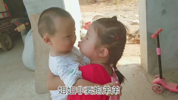 国庆假期要收尾了姐姐回家看弟弟,姐姐每一个举动都让妈妈心暖暖