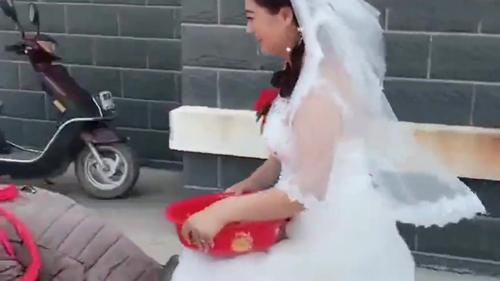 今年的最新款的敞篷车,没想到新娘居然不嫌弃,真是太会玩了