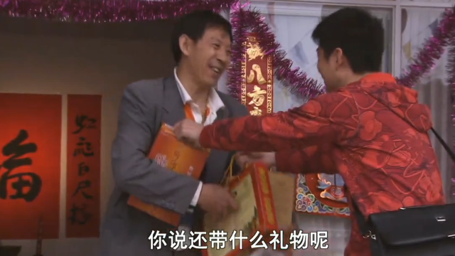 美女收到新上市的手机,听见小伙的一番话后,立马就翻脸了