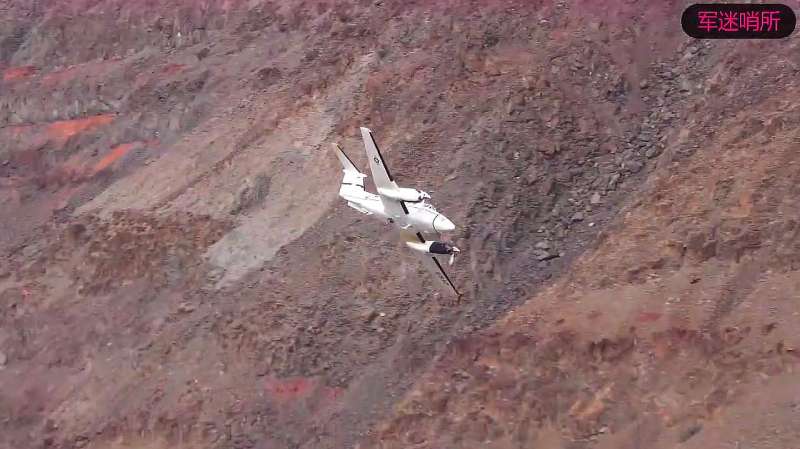 小型客机通过峡谷,看着怕撞上山体!