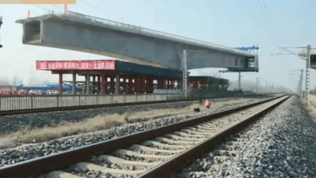 中国修建的高铁特大桥双幅连续梁成功转体,重量1.338万吨...