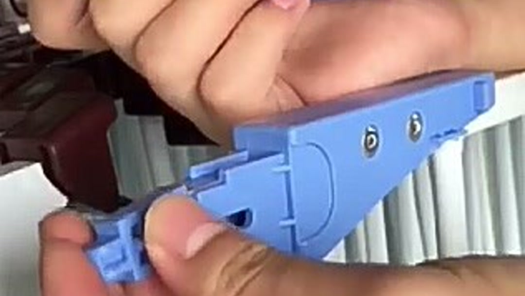 免打孔儿童安全门栏锁具安装视频