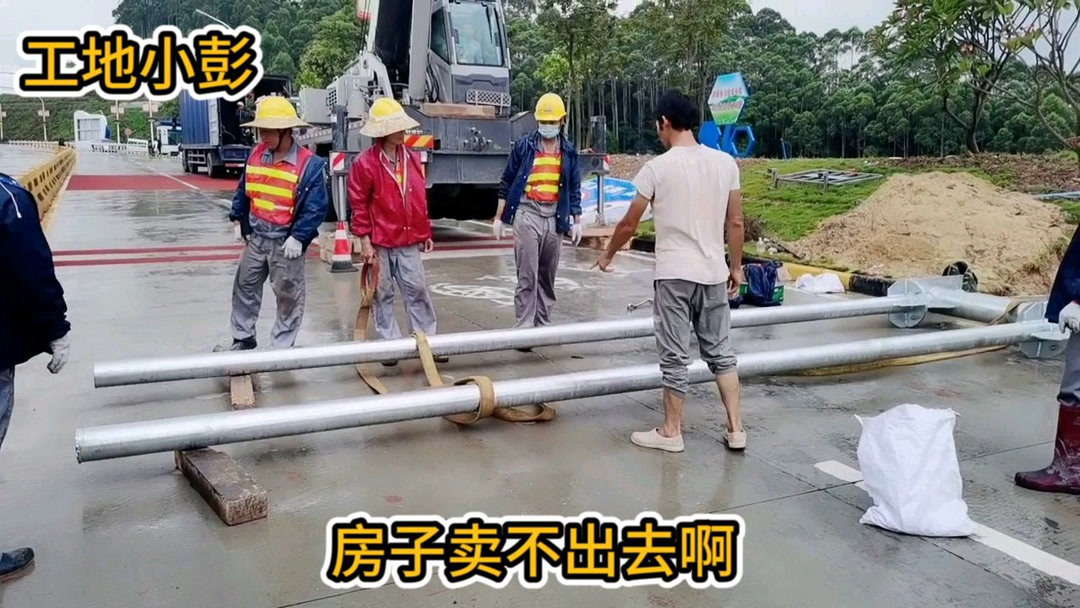 高速公路第二张路标识牌安装:下雨天穿着雨衣工作五六个工人