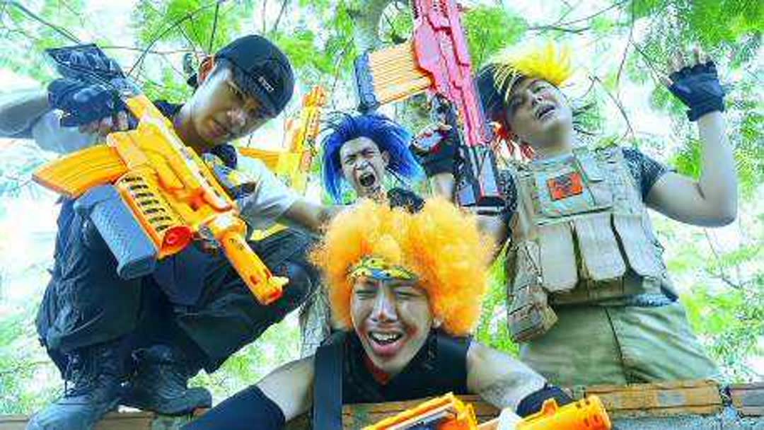 CS真人扮演:爆炸头小伙们展开搞笑枪战