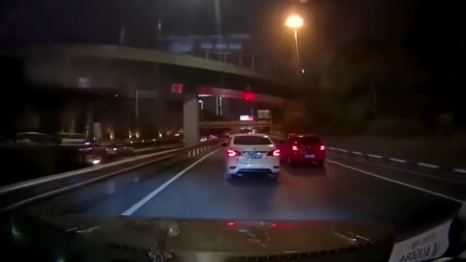 当看到行车记录仪拍下的这一幕?老司机:太不可思议了