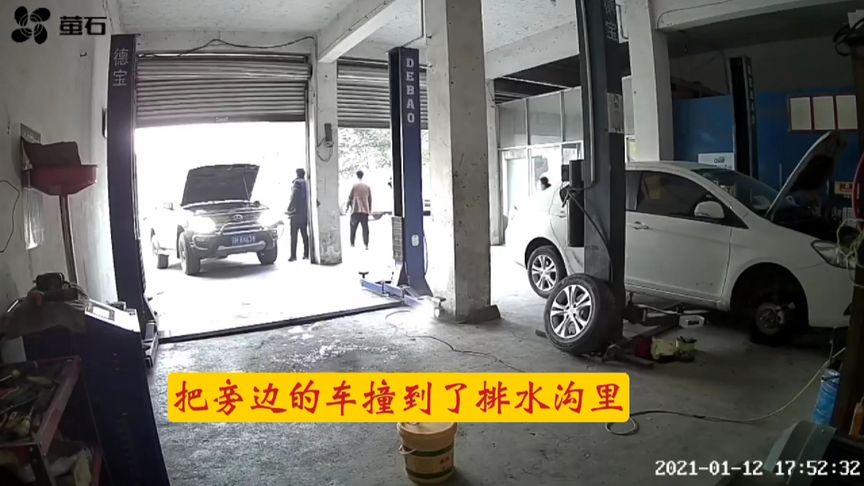 汽修店门口的两次车祸事故