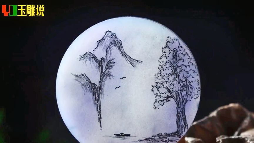 一块难得的冰紫翡翠手镯芯,玉雕师把它变成一幅意境悠扬的山水画