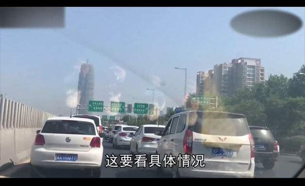 半夜车停马路边,有个醉驾人骑摩托车撞死了,责任怎么划分呢?