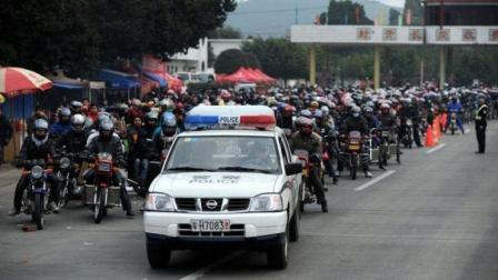 摩托车返乡与返城,一个在天堂一个在地狱!他们的心酸谁能知道?