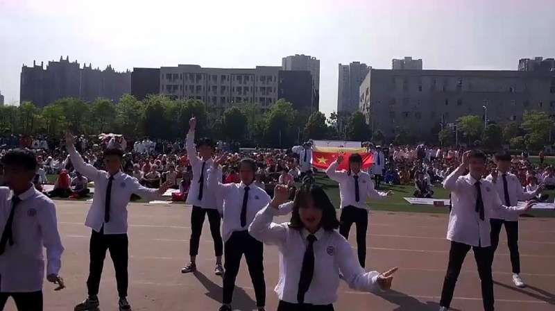 学校运动会的舞蹈,仔细看c位的小姐姐