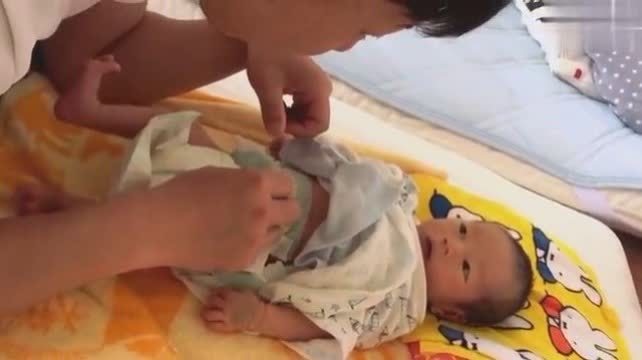 爸爸给宝宝换尿不湿,宝宝好乖巧不哭不闹,这模样真招人喜欢