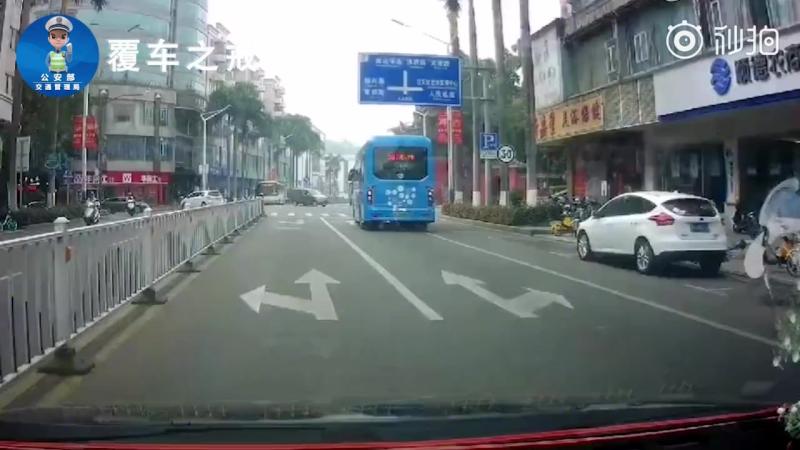 行经人行横道时,应当减速行驶,如果有其他车辆遮挡部分视线,从安全...