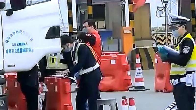 今年返程高峰峰值会下降,庆丰收费站逢车必检,会降低出行效率